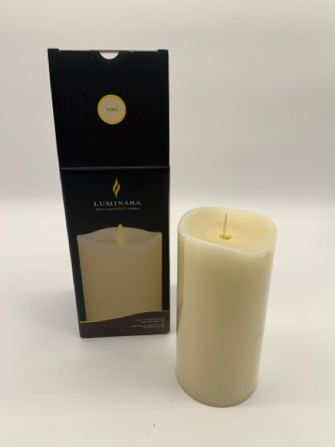 IVORY WAX LUMINARA INDOOR PILLAR CANDLE 3.5" x 7.5" REMOTE READY – Consign & Design