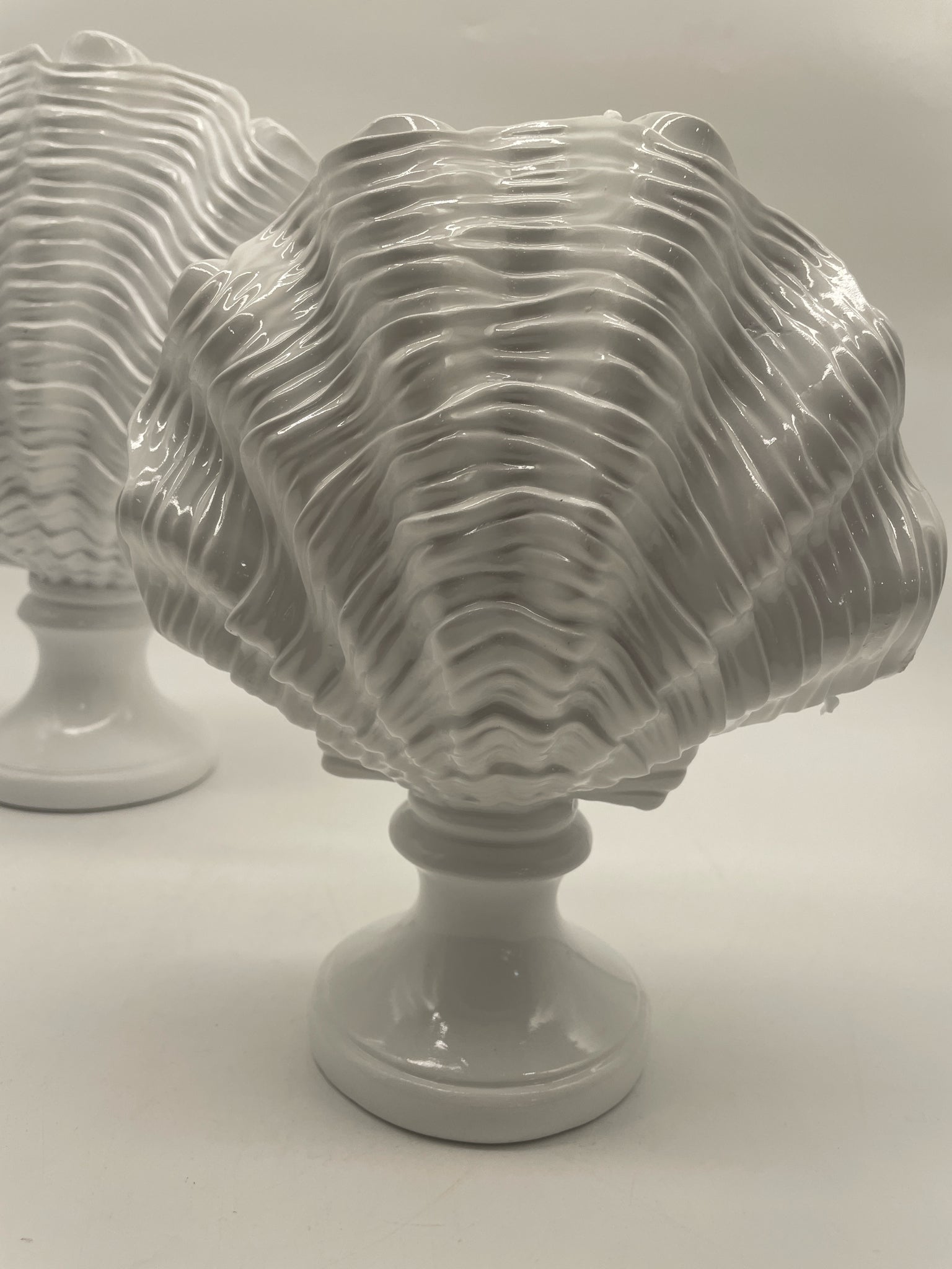 SET OF 2 WHITE RESIN CLAM STATUES – Consign & Design